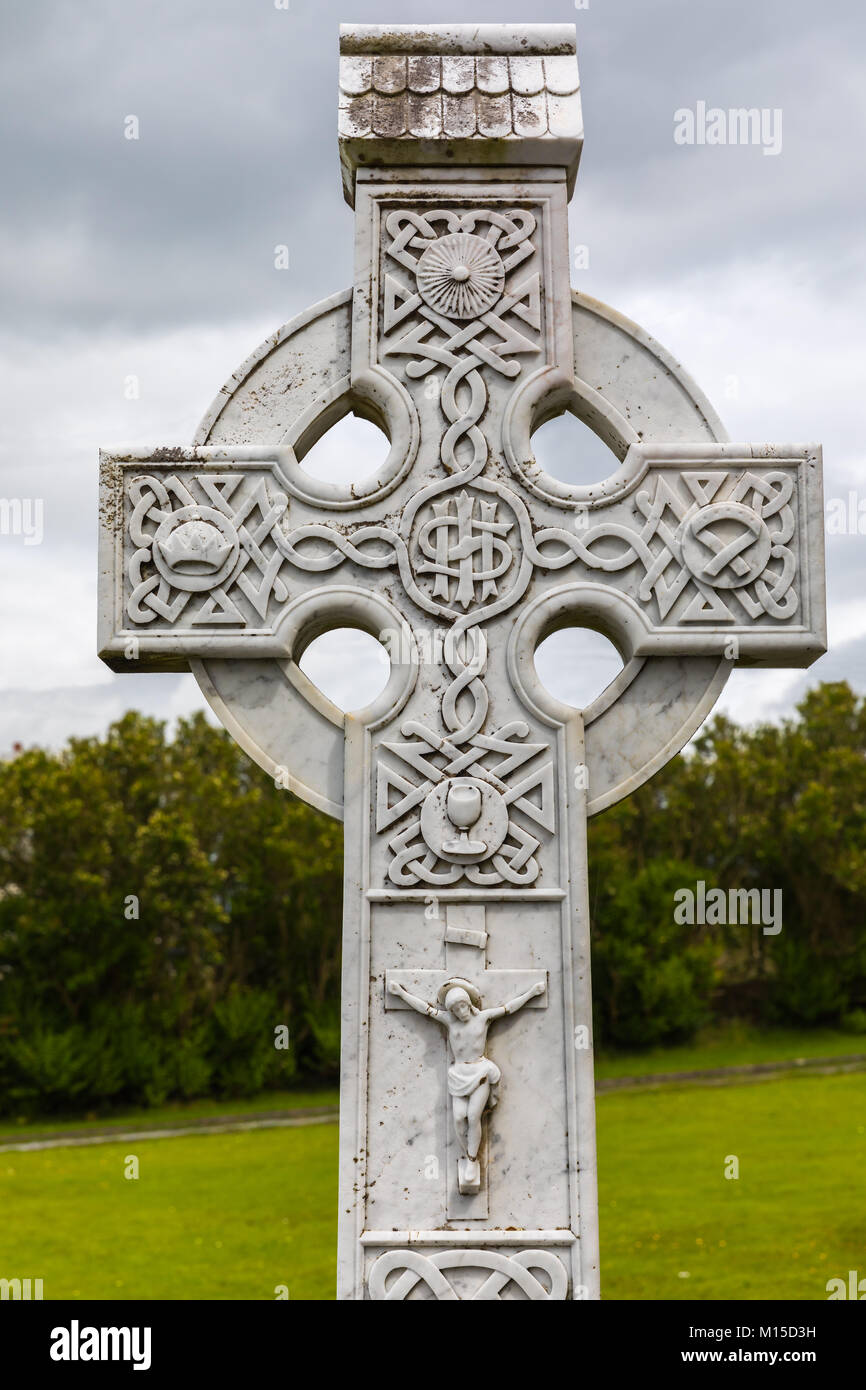 Celtic Cross along the Dingle Peninsula, County Kerry, Ireland Stock ...