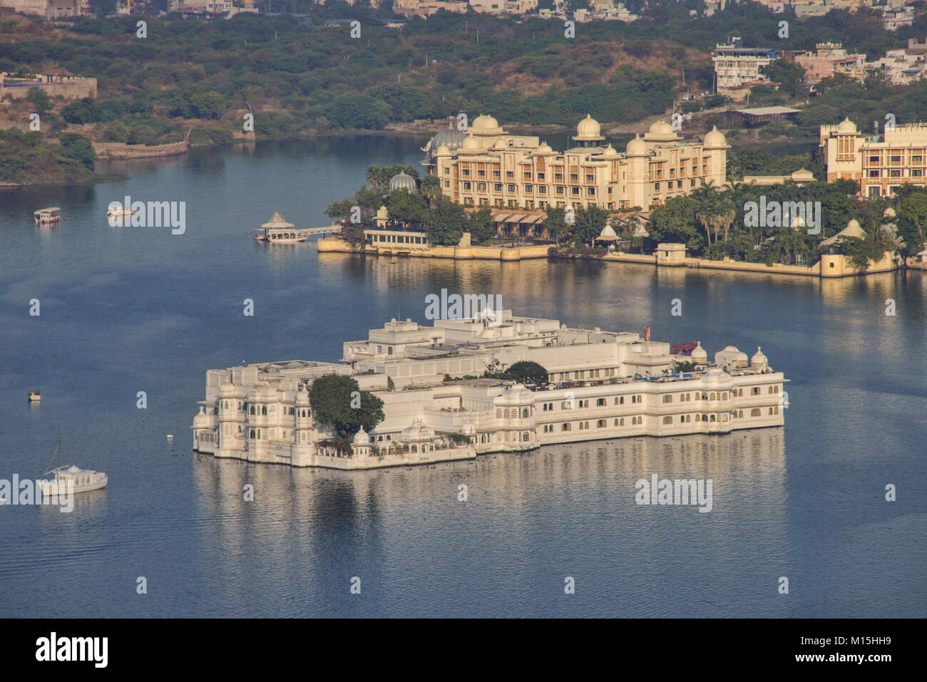 The stunning Jag Niwas Lake Palace Hotel on Lake Pichola, Udaipur ...
