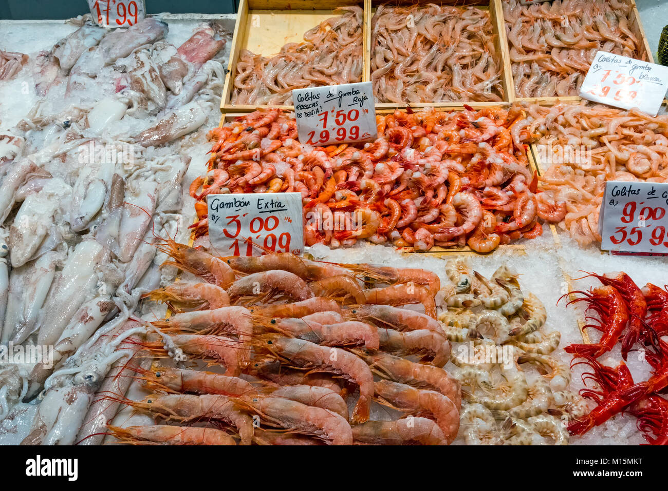Prawns for sale at the fish market hi-res stock photography and images ...