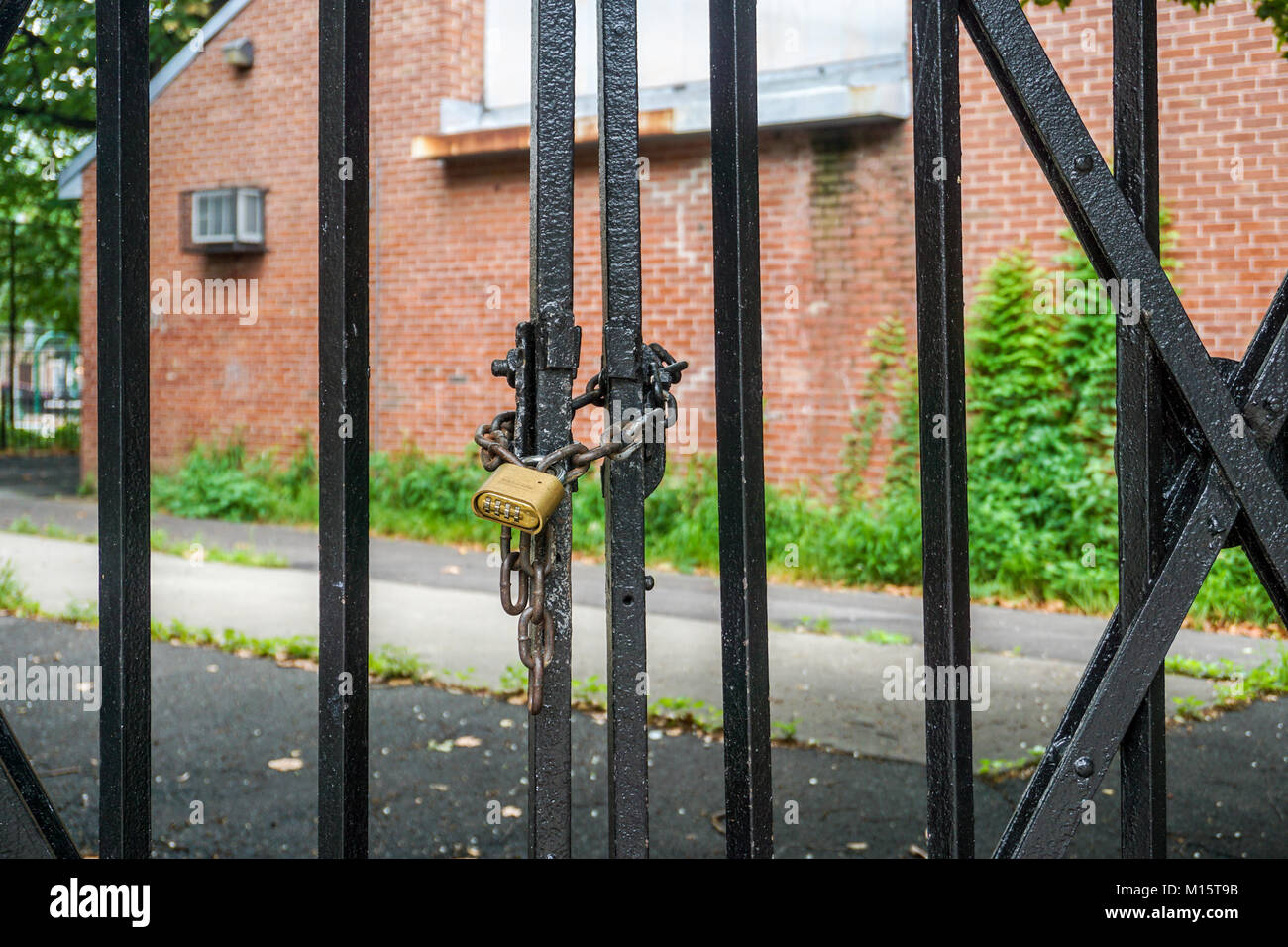 Broken gate chain hi-res stock photography and images - Alamy