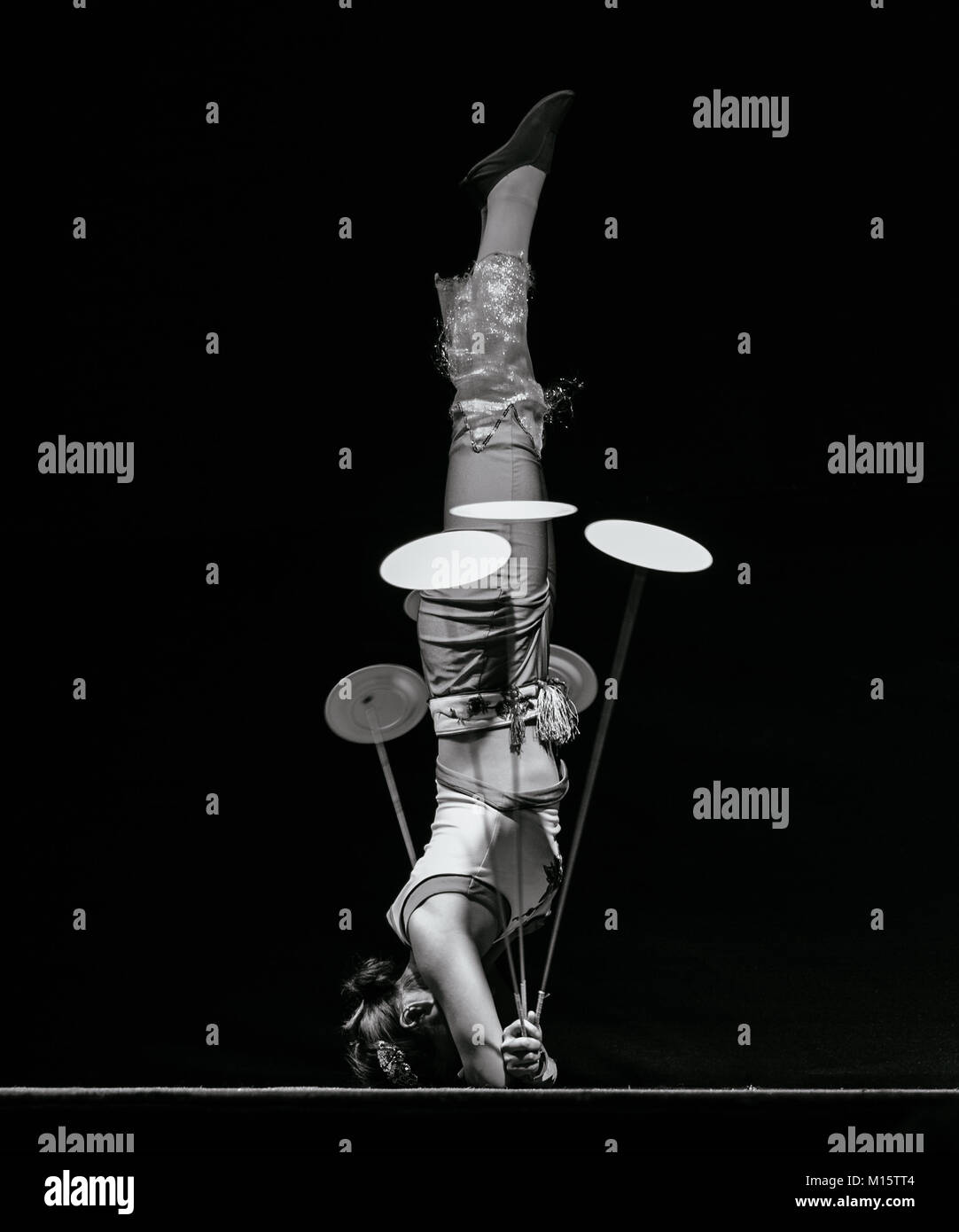 Plate spinning performer hi-res stock photography and images - Alamy