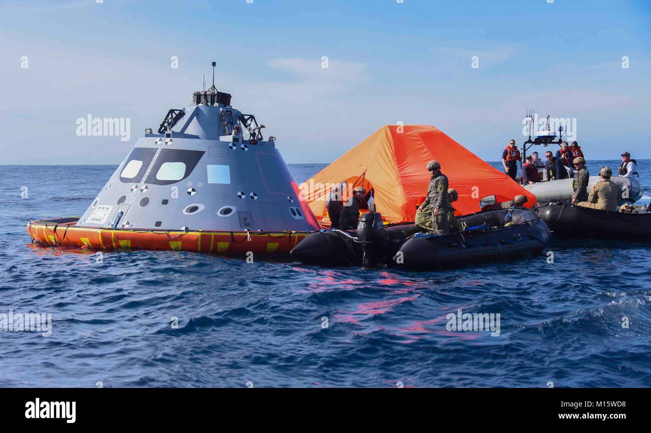PACIFIC OCEAN (Jan. 21, 2018) Navy Divers from Explosive Ordnance ...