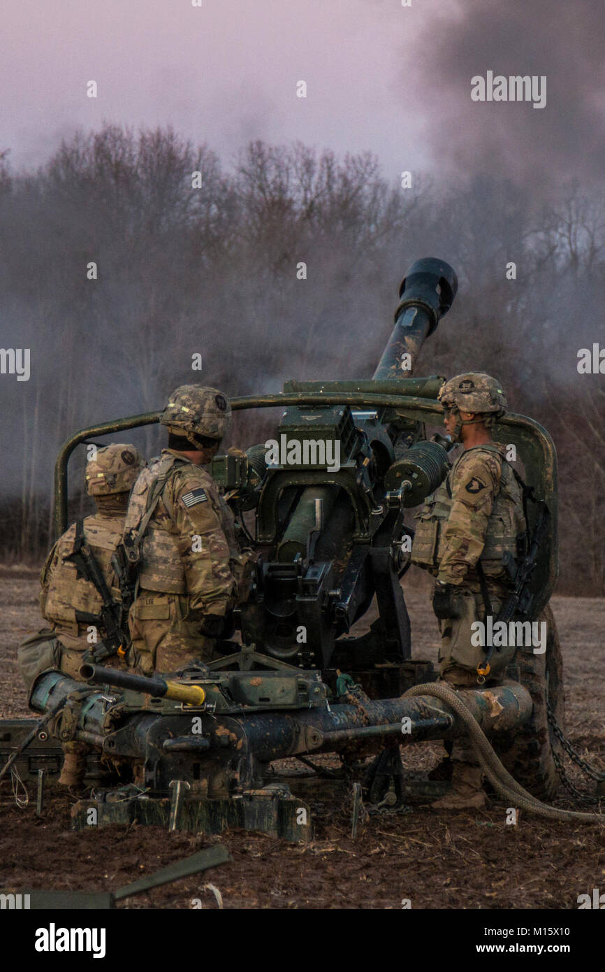 Artillerymen from B. Battery, 3-320th Field Artillery, 101st Airborne ...