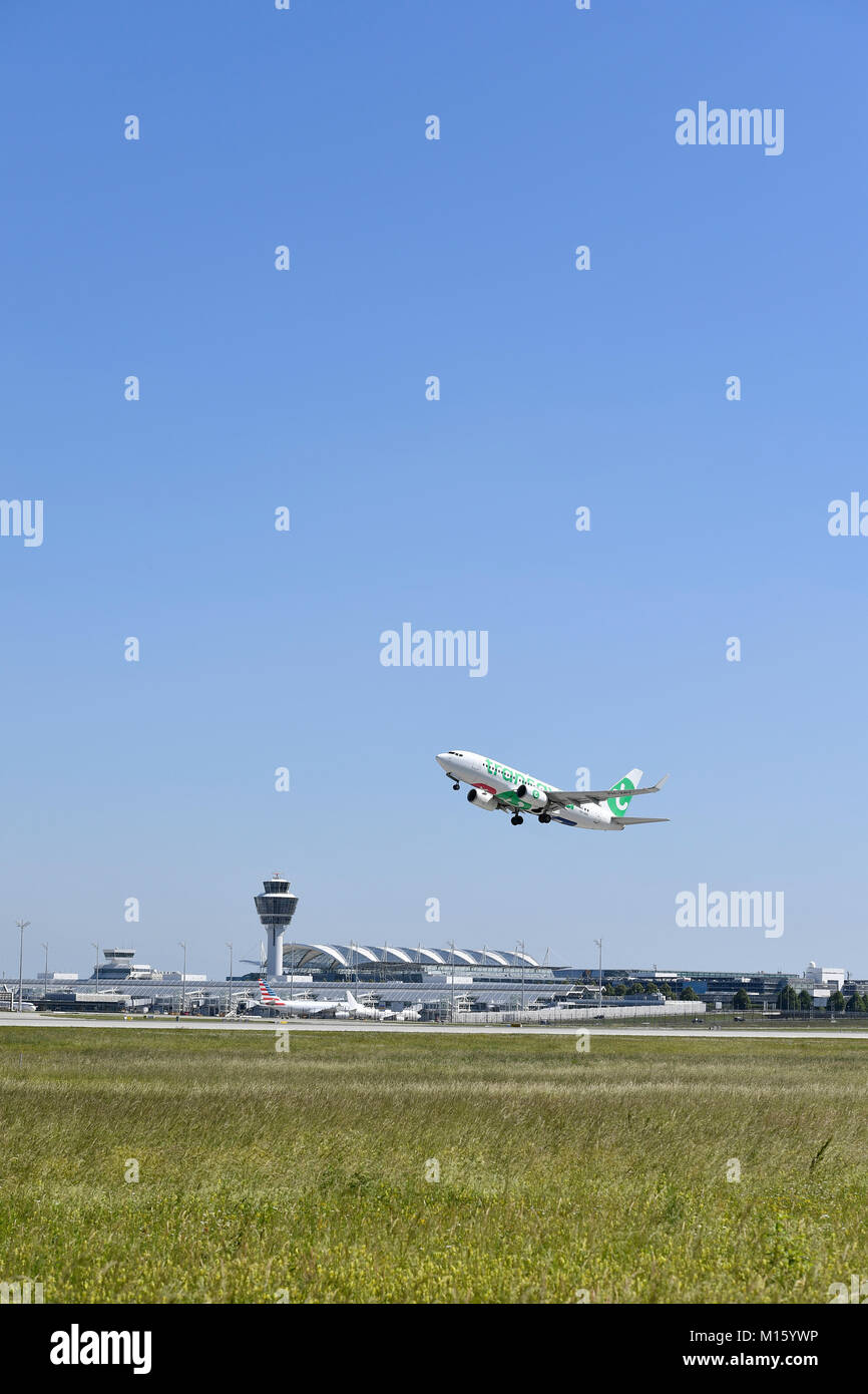 737 800 takeoff hi-res stock photography and images - Alamy