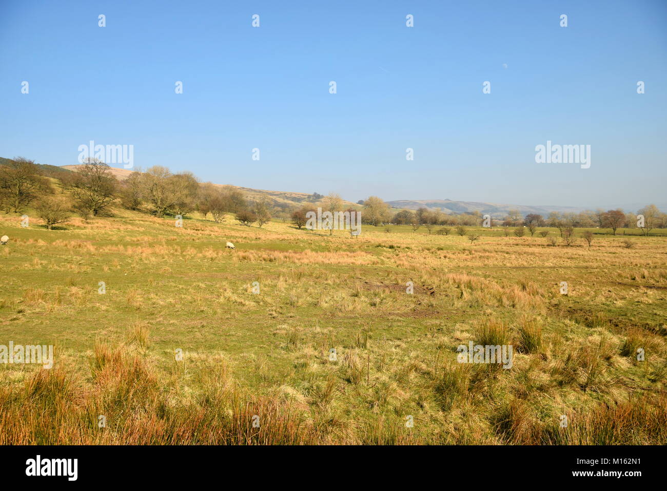 The beautiful Peak District countryside near Castleton, Derbyshire ...