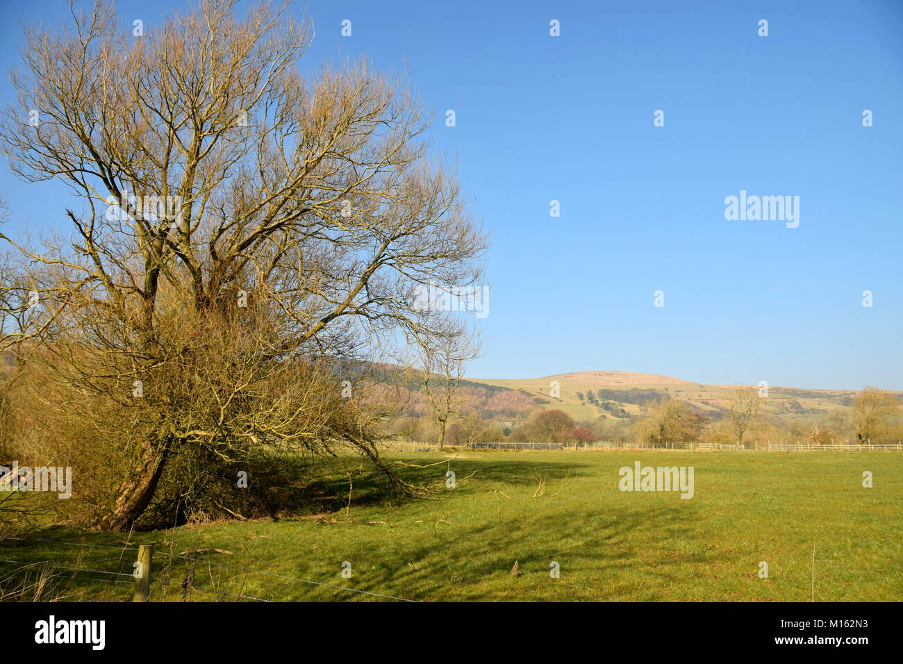 The beautiful Peak District countryside near Castleton, Derbyshire ...