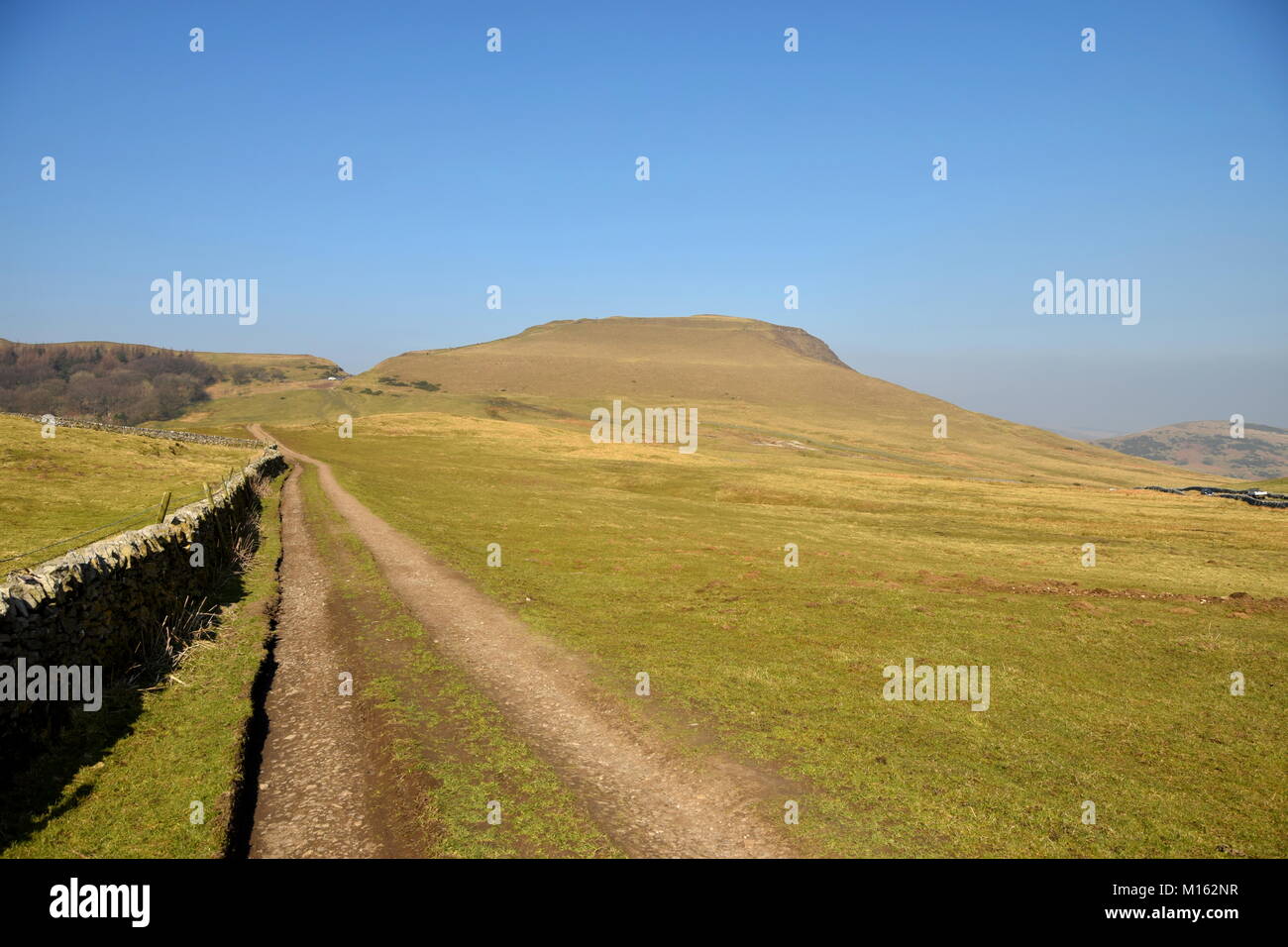 Mam Tor mountain in the beautiful Peak District countryside near ...