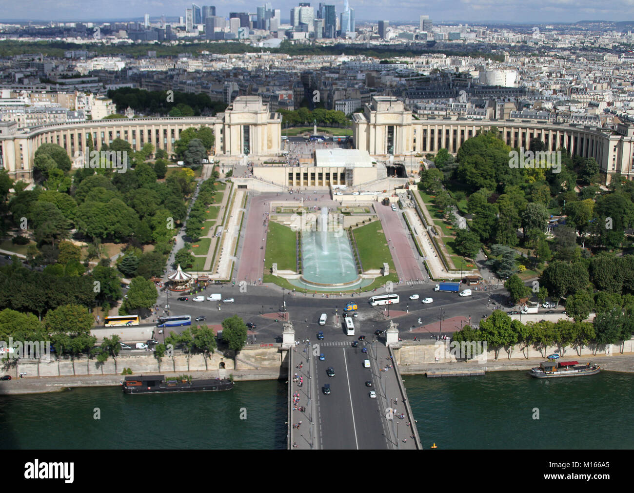 View of Palais de Chaillot (Chaillot Palace) and Jardins du Trocadero ...