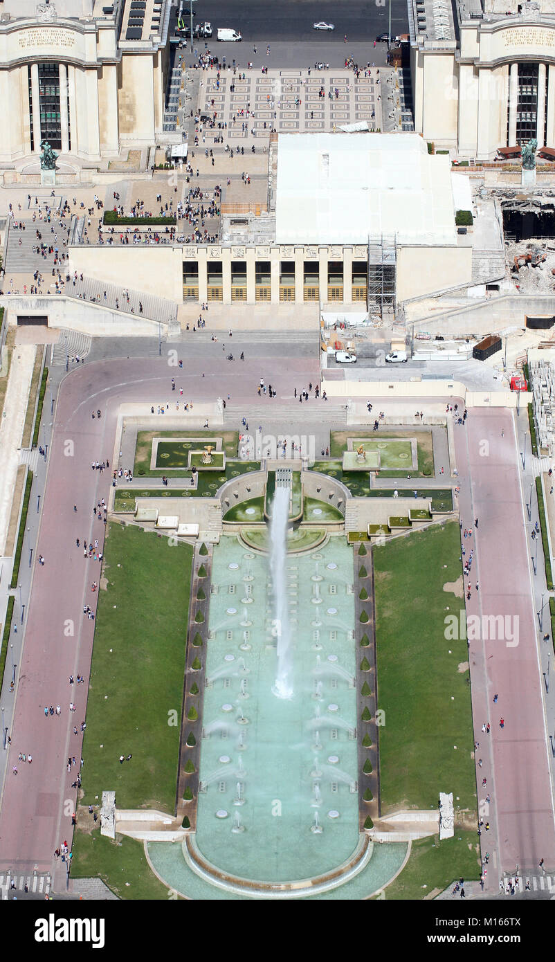 View of Palais de Chaillot (Chaillot Palace) and Jardins du Trocadero ...