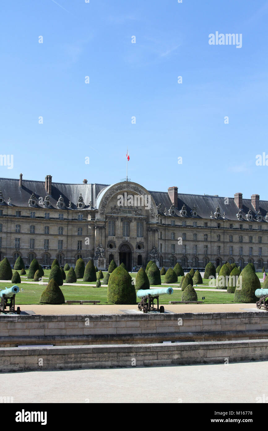 The north / back side of the Invalides, the Bruant's pedimented central ...