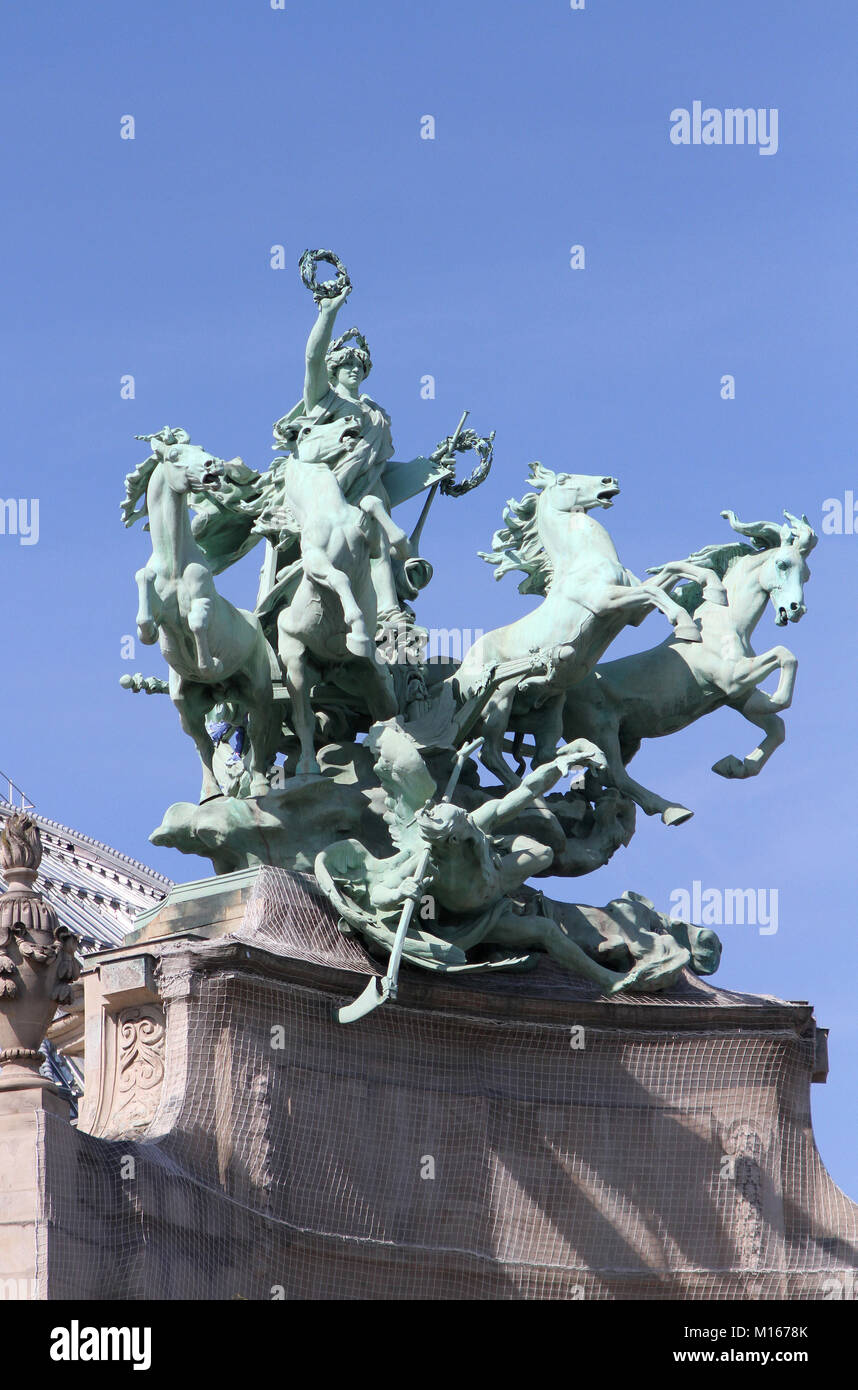 Statue on top of grand palace hi-res stock photography and images - Alamy