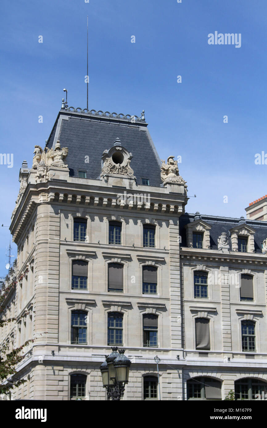 Old apartment in paris hi-res stock photography and images - Alamy