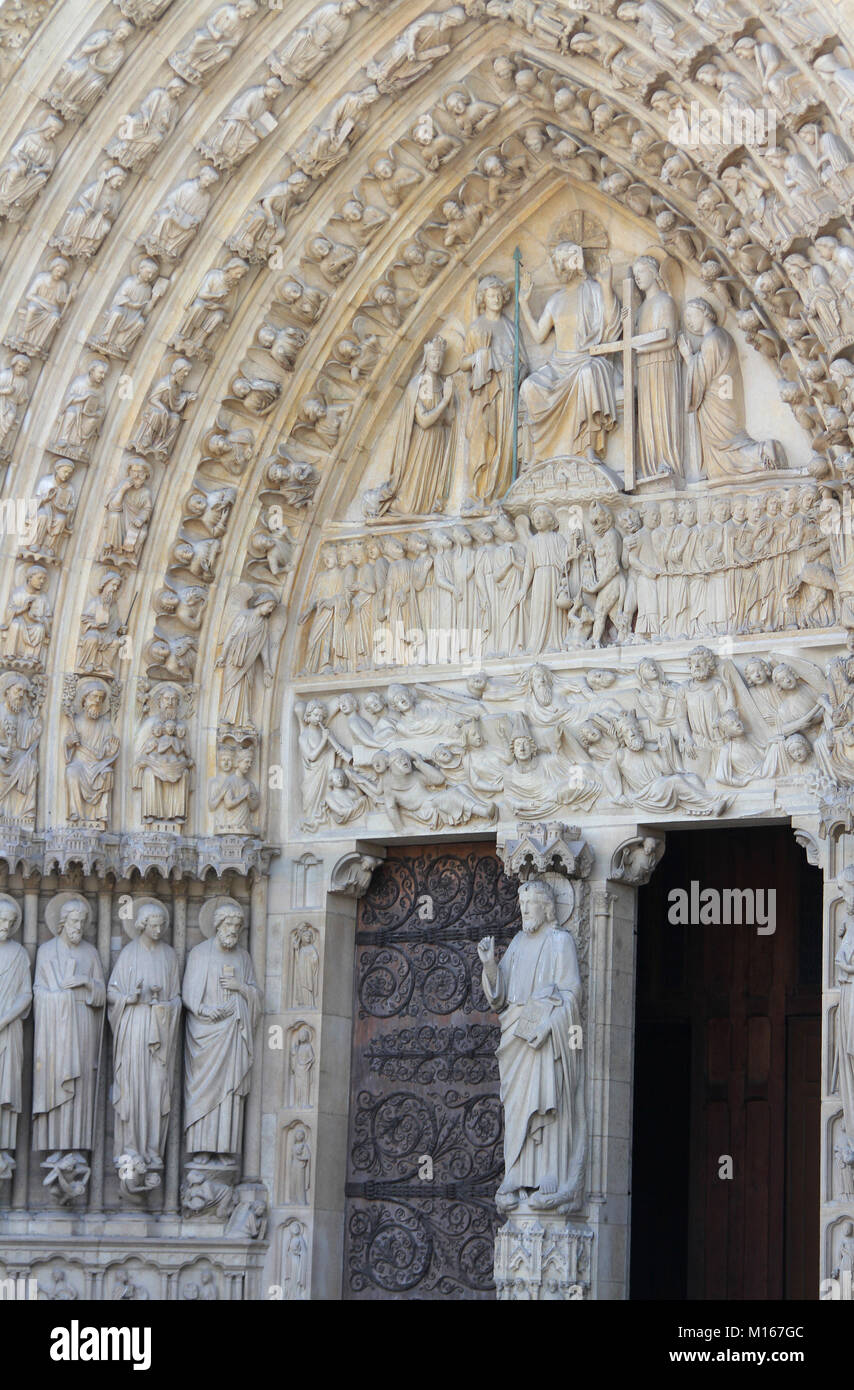 Close up of one of the entrance arches of the Western facade of the ...