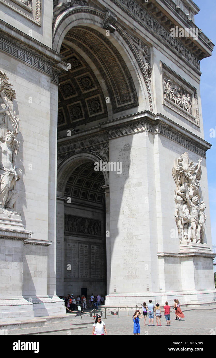 Closer view of the Arc de Triomphe de l'Etoile from the West, Paris ...