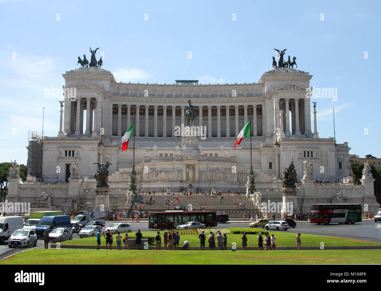 The Altare della Patria (Altar of the Fatherland) monument in Rome ...
