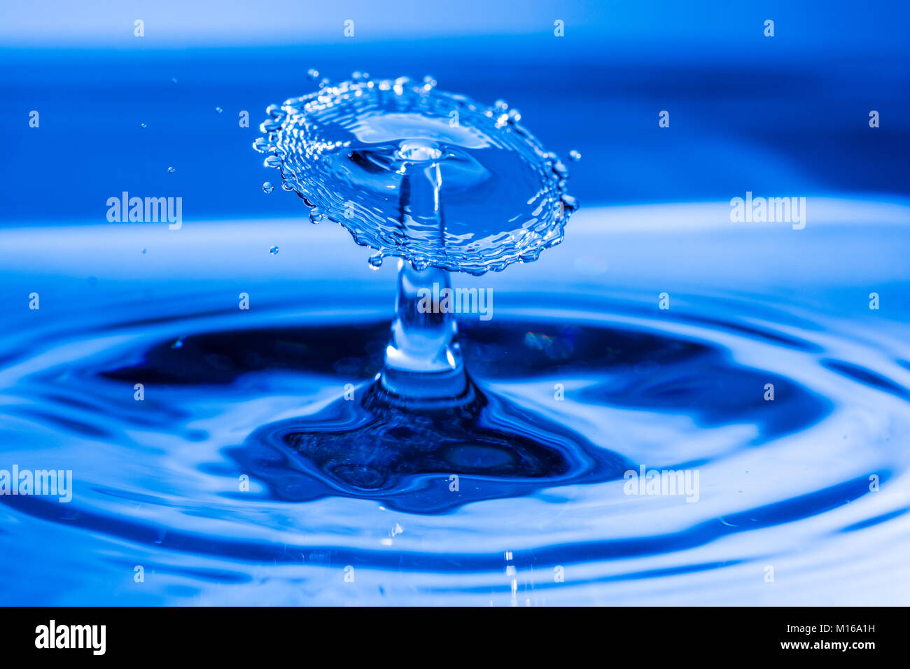 Drop of water splashing hi-res stock photography and images - Alamy