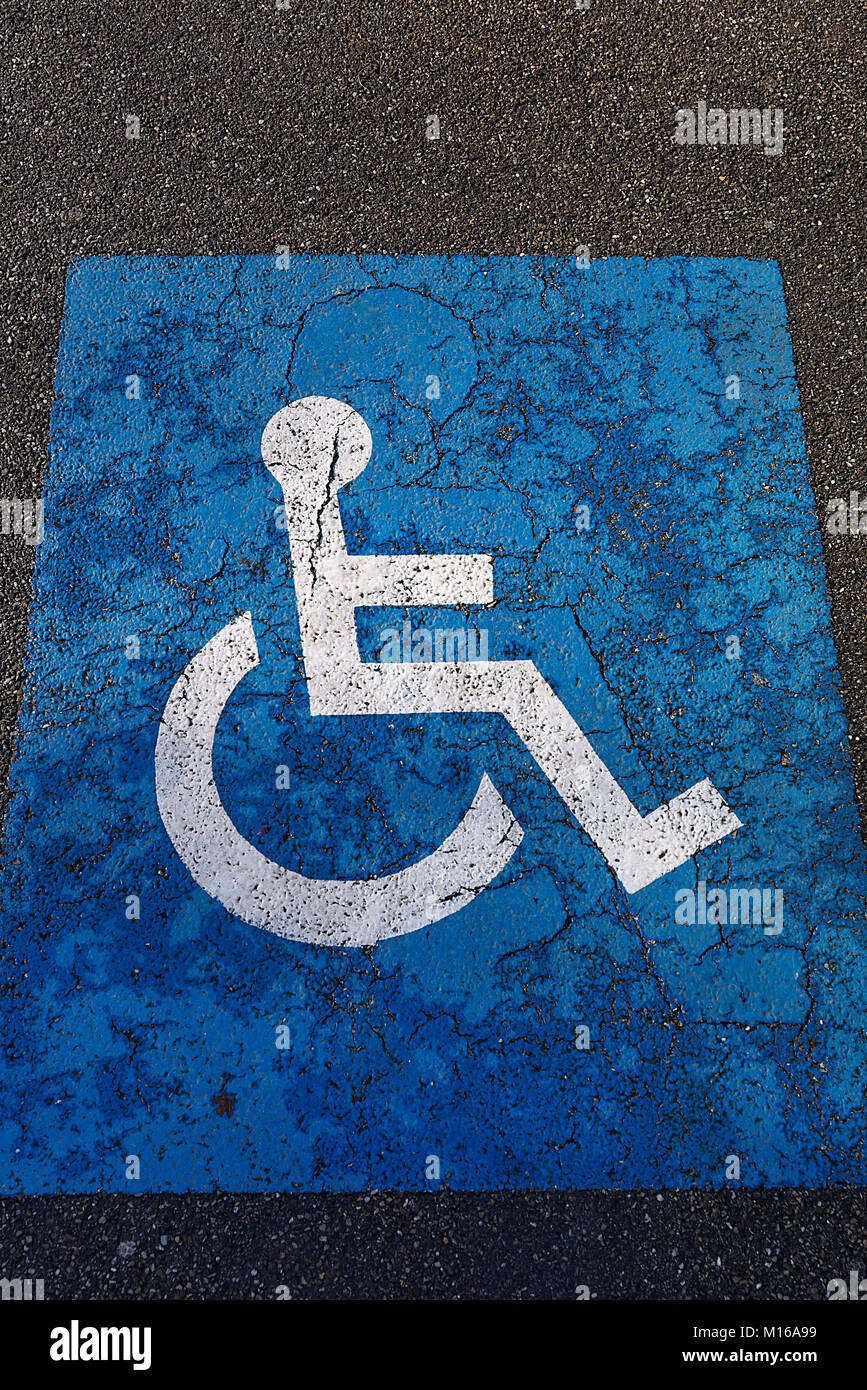 French no parking sign hi-res stock photography and images - Alamy