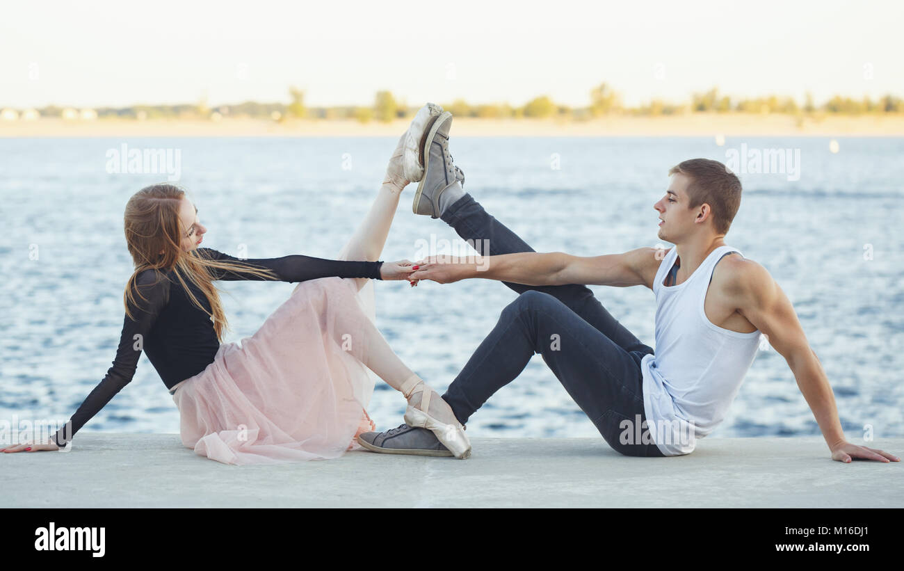 Male dancer holding female ballerina hi-res stock photography and ...