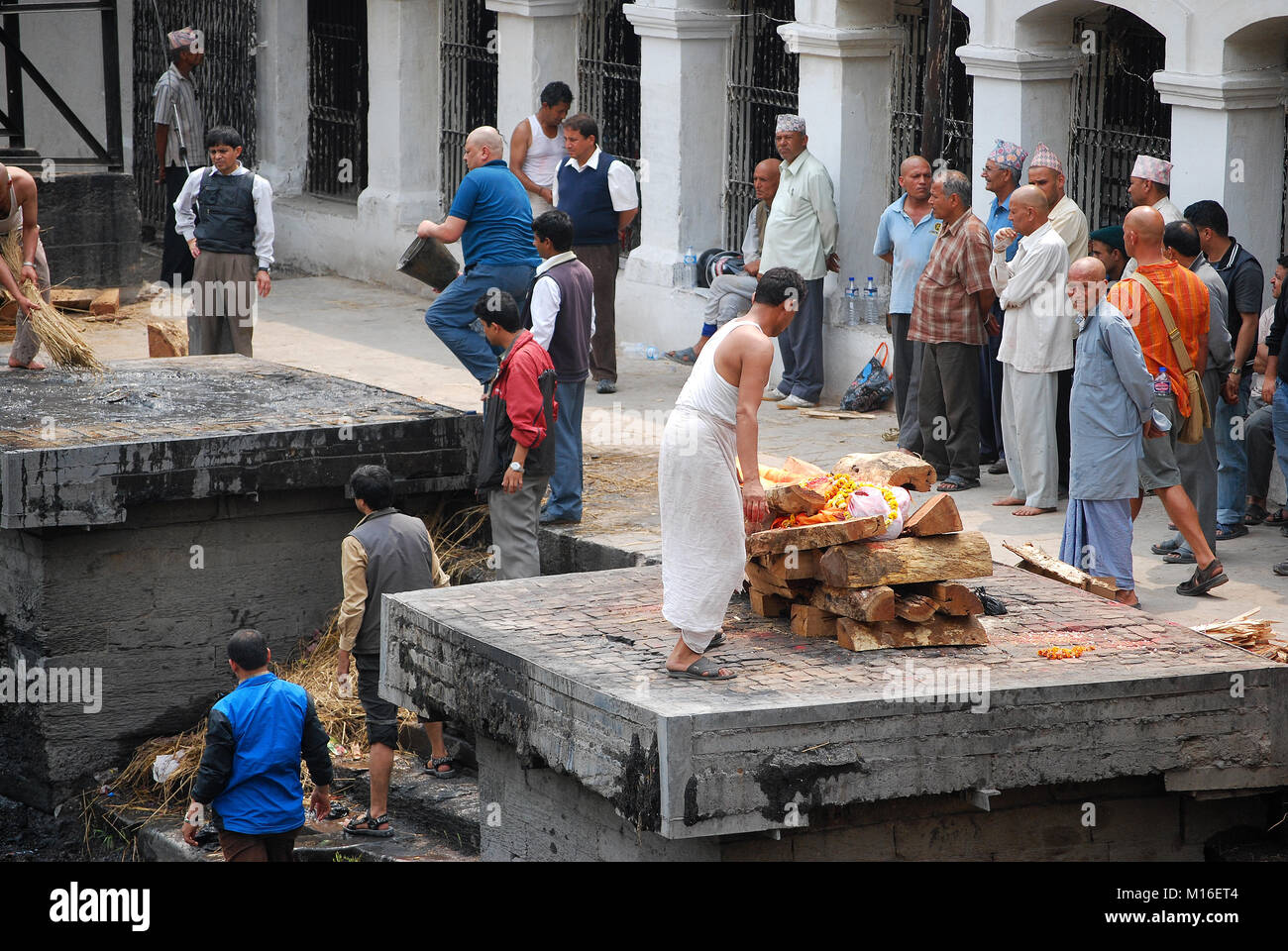 Indian burning funeral pyre hi-res stock photography and images - Alamy