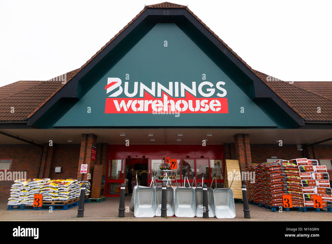 Company logo bunnings hi-res stock photography and images - Alamy