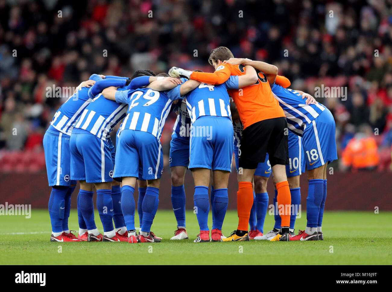 Team huddle round hi-res stock photography and images - Alamy