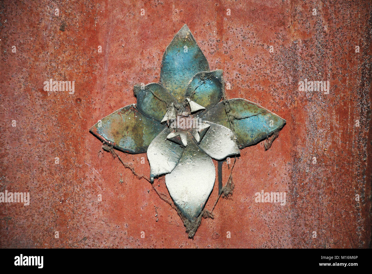 Metal flower on rusty metal, textural background Stock Photo - Alamy
