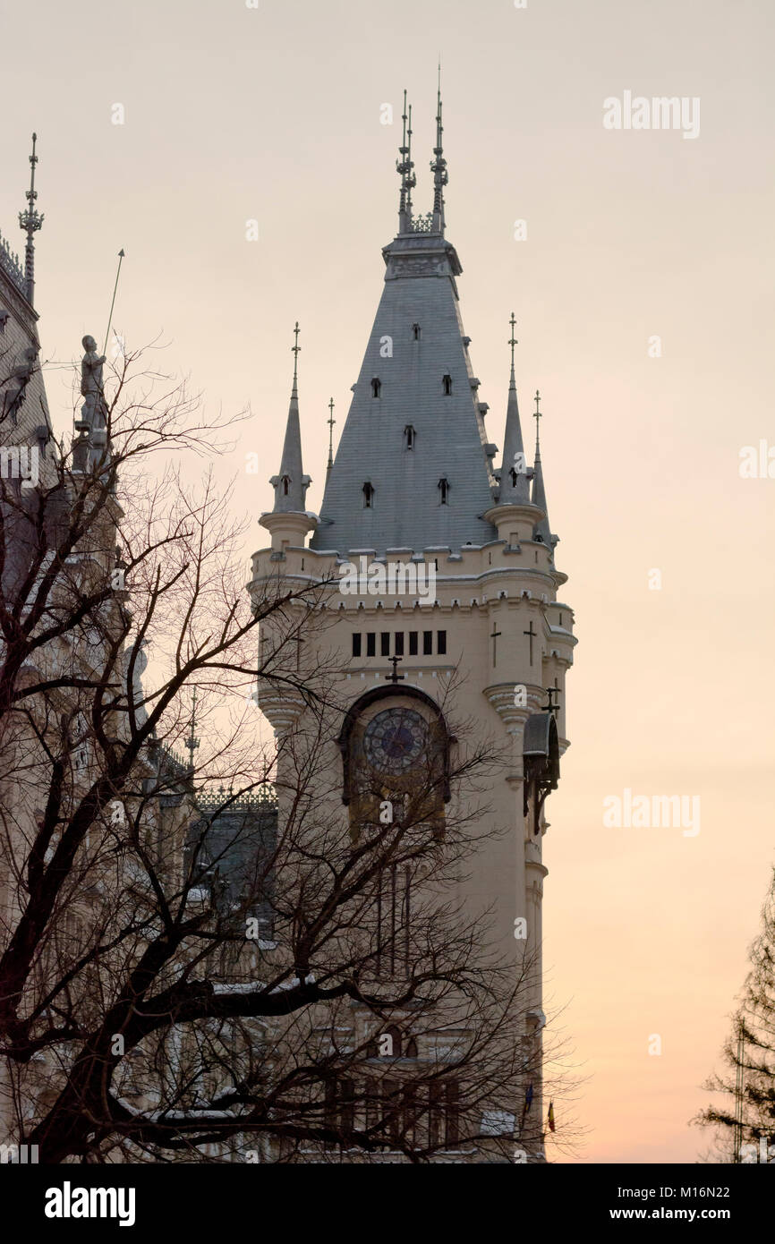 Gothic castle exterior dark hi-res stock photography and images - Alamy