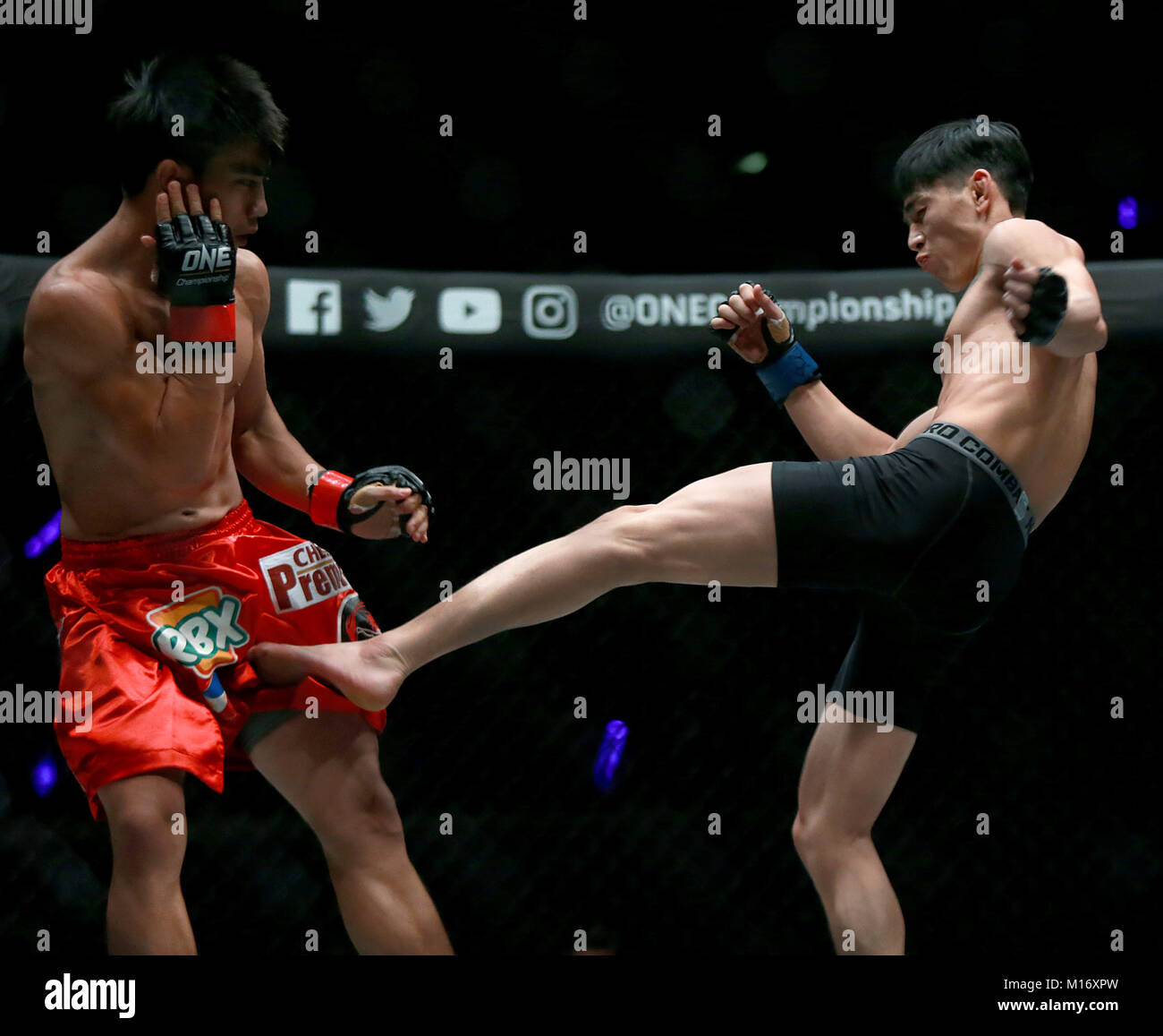 Pasay City, Philippines. 26th Jan, 2018. Joshua Pacio (L) of the ...