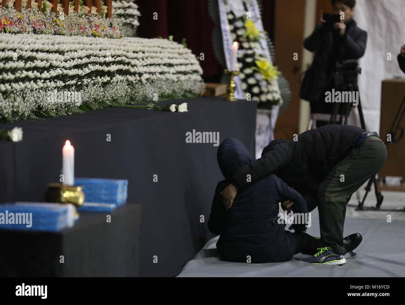 Seoul, South Korea. 27th Jan, 2018. Mourner weeps at memorial altar set ...