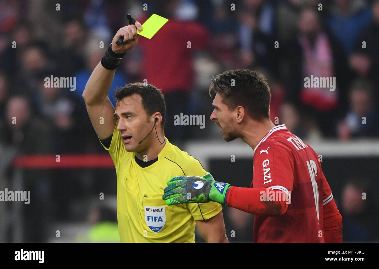 Referee Felix Zwayer (l) shows Stuttgart's goalie Ron-Robert Zieler a ...