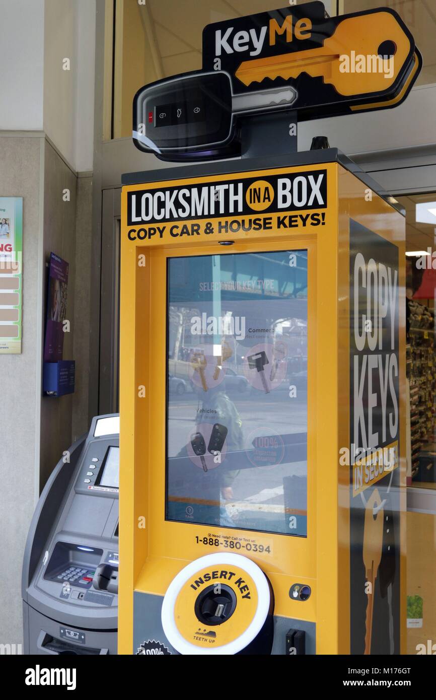 Self checkout station hi-res stock photography and images - Alamy