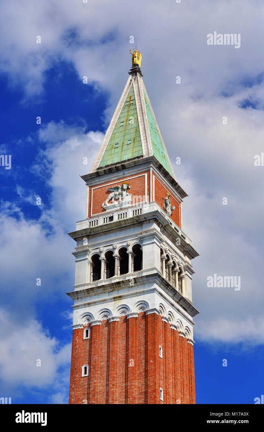 Golden angel statue hi-res stock photography and images - Alamy