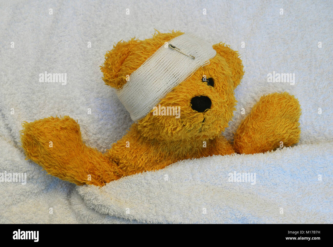 Poor sick teddy in bed Stock Photo - Alamy