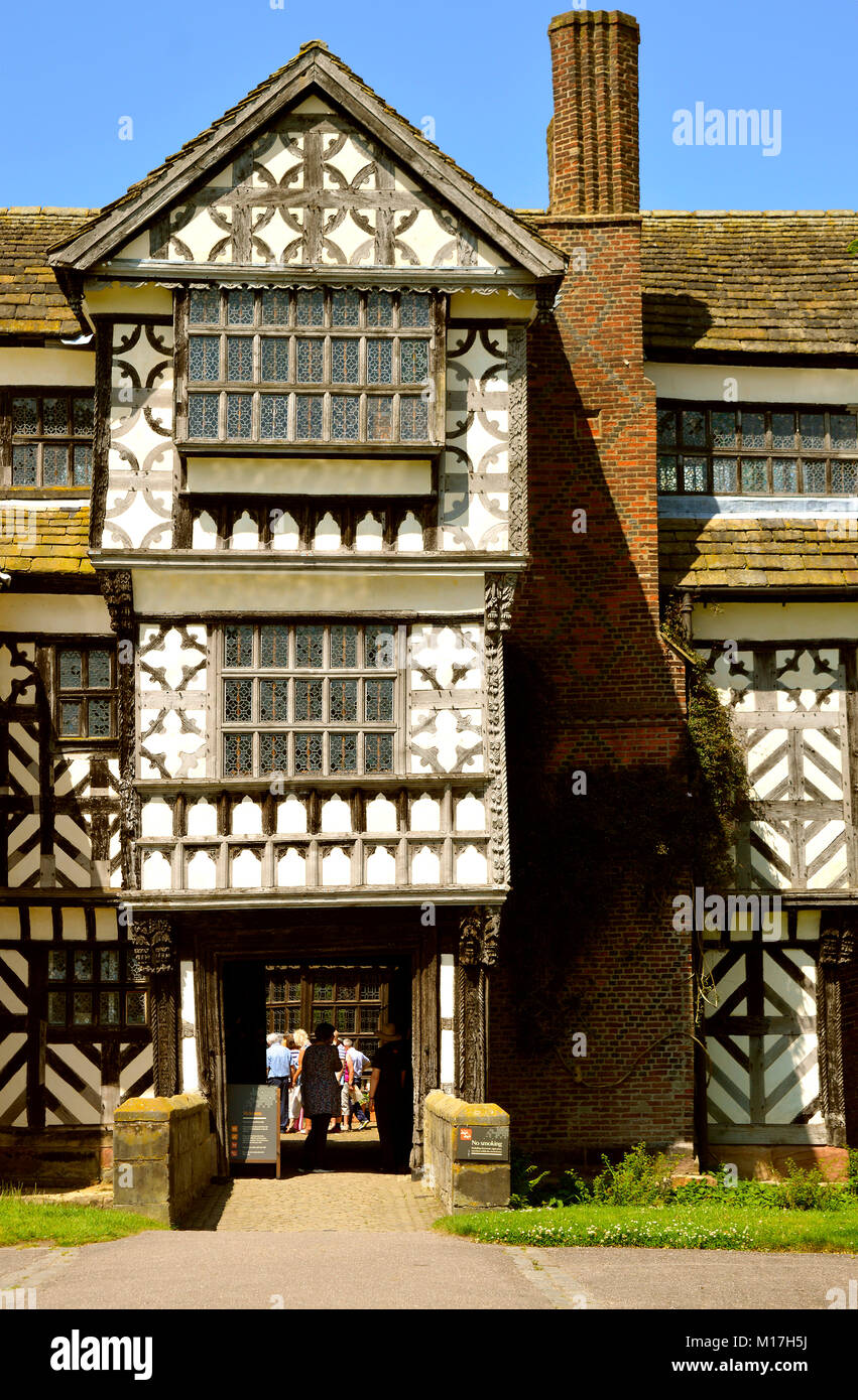 Moated half timbered manor house hi-res stock photography and images ...