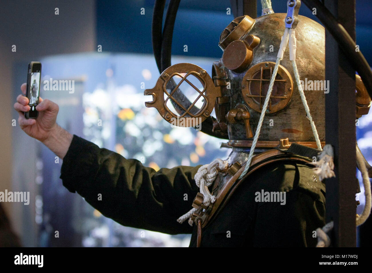 Vintage diving helmet hi-res stock photography and images - Alamy