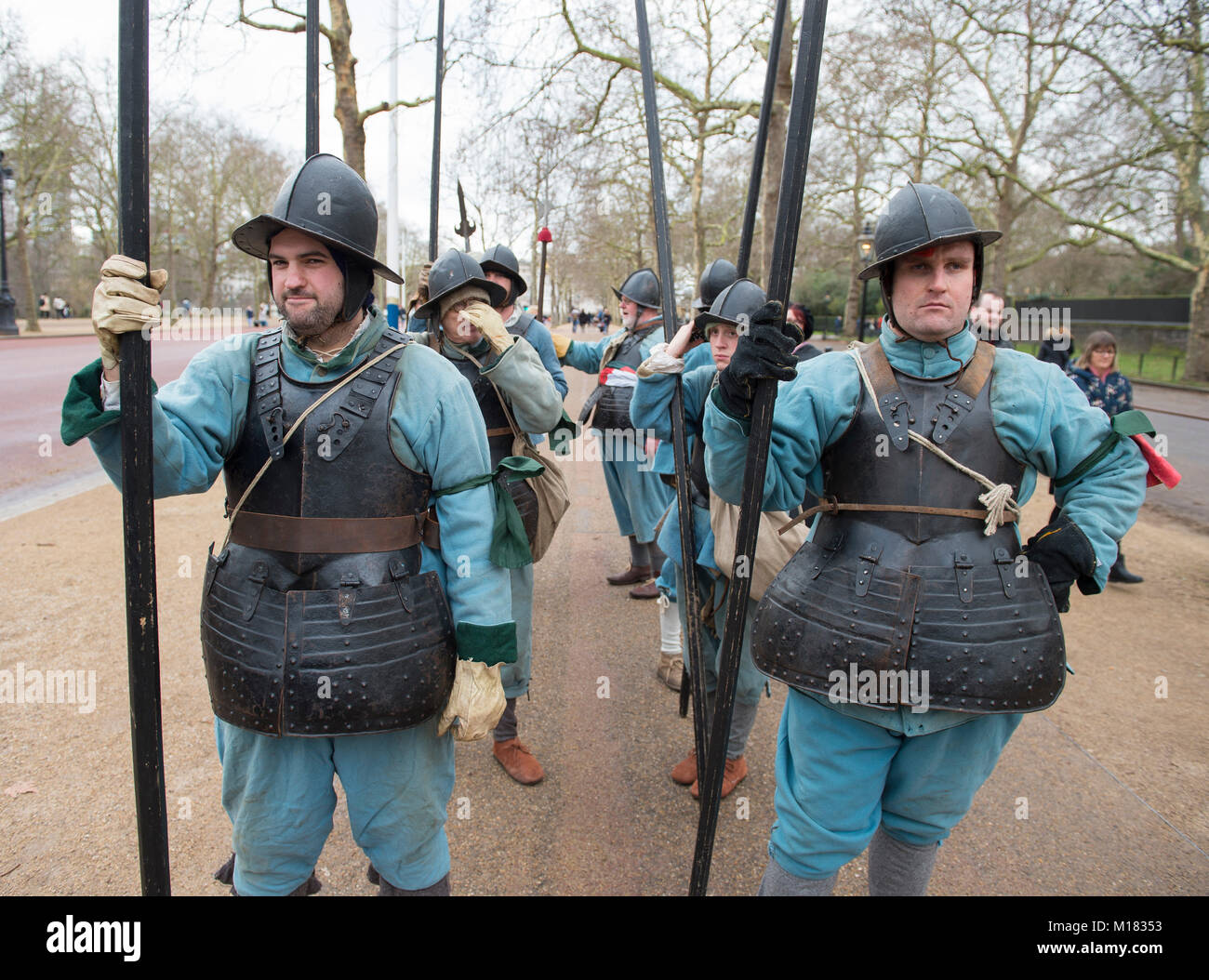 17th century pikemen english civil hi-res stock photography and images ...