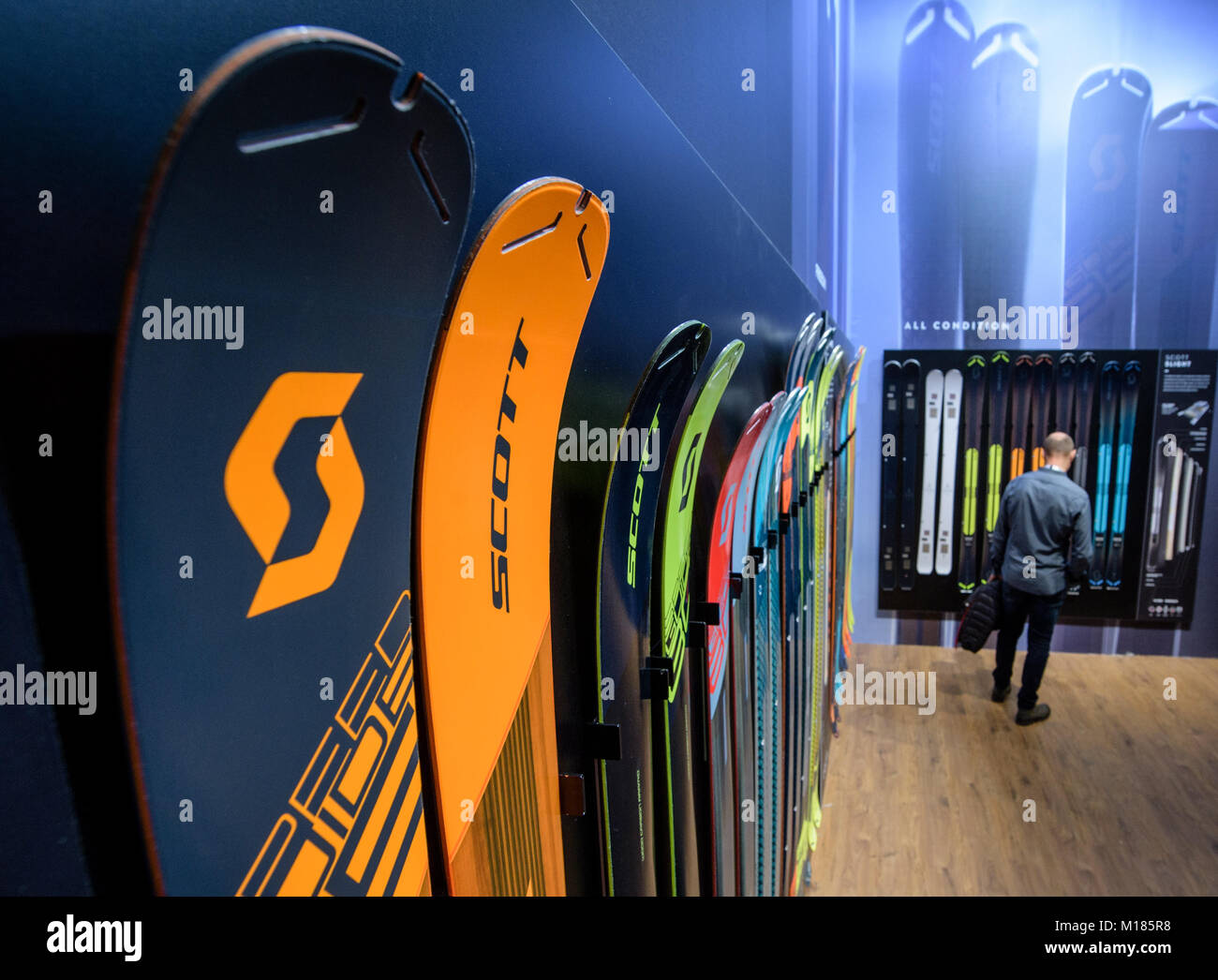 Munich, Germany. 28th Jan, 2018. A visitor looks at skis at the Scott ...