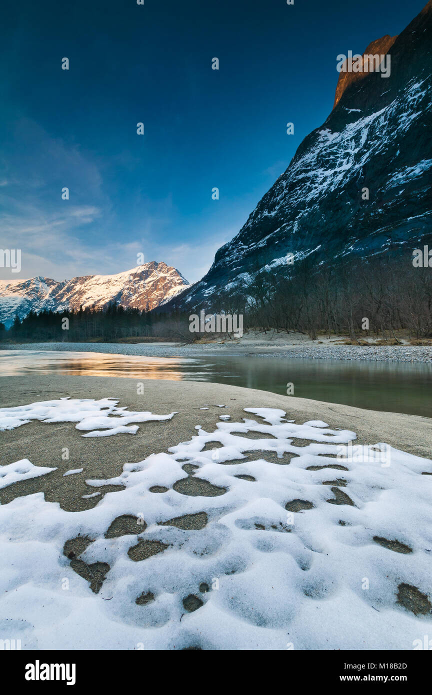 Beautiful winter evening light in Romsdalen valley, Møre og Romsdal ...