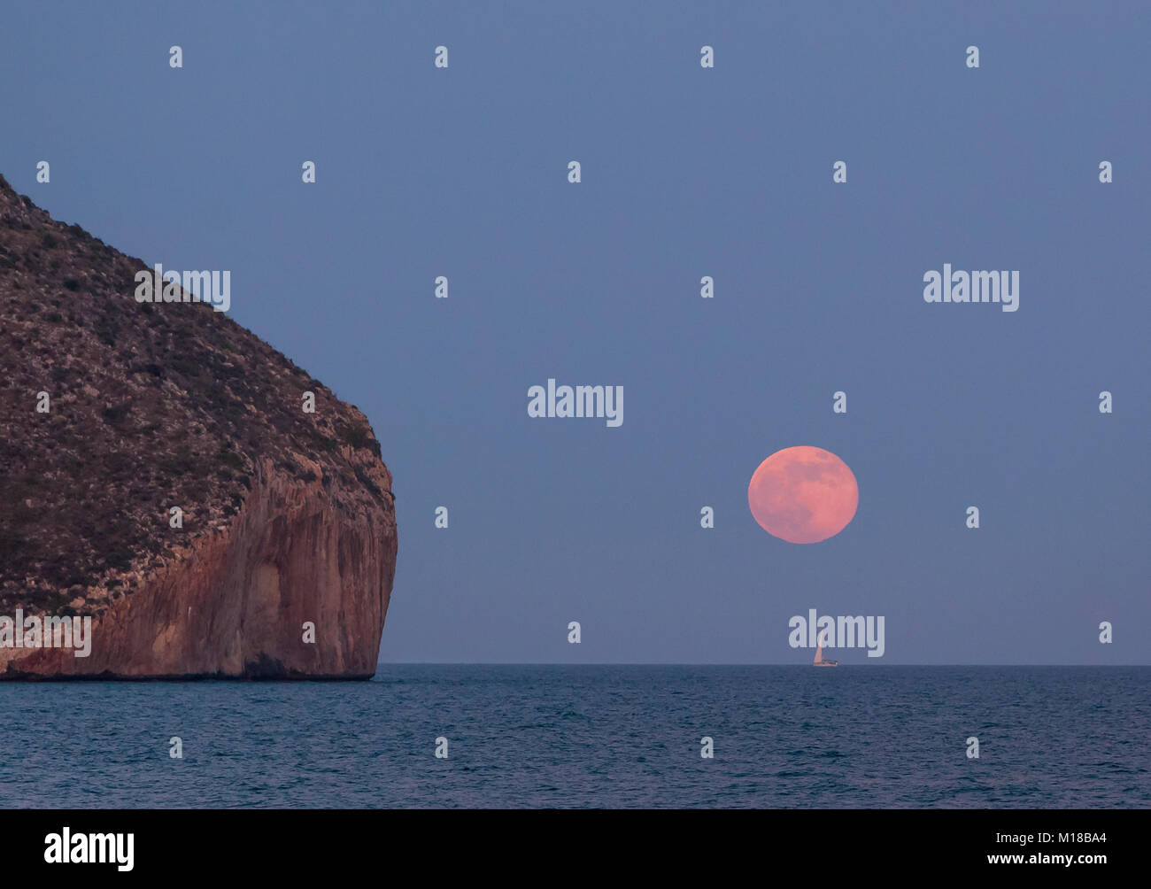 Full moon sea hi-res stock photography and images - Alamy