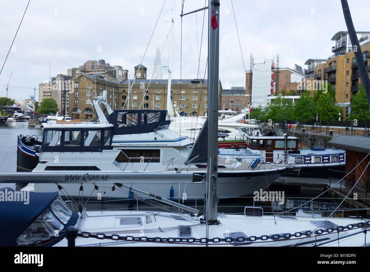 Limehouse marina and basin lock hi-res stock photography and images - Alamy