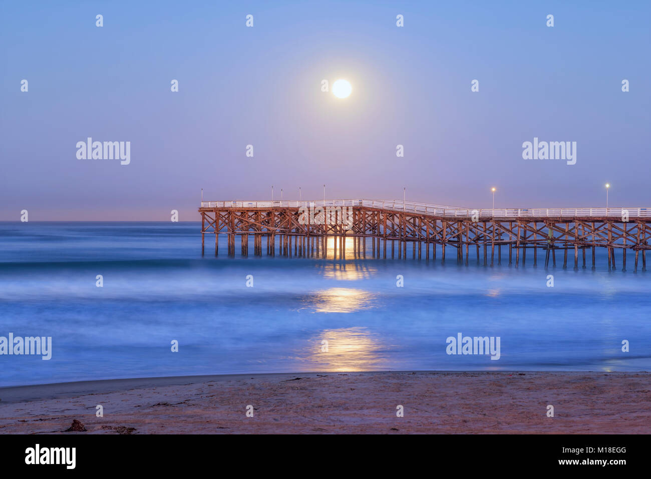 Moon setting into the sea hi-res stock photography and images - Alamy