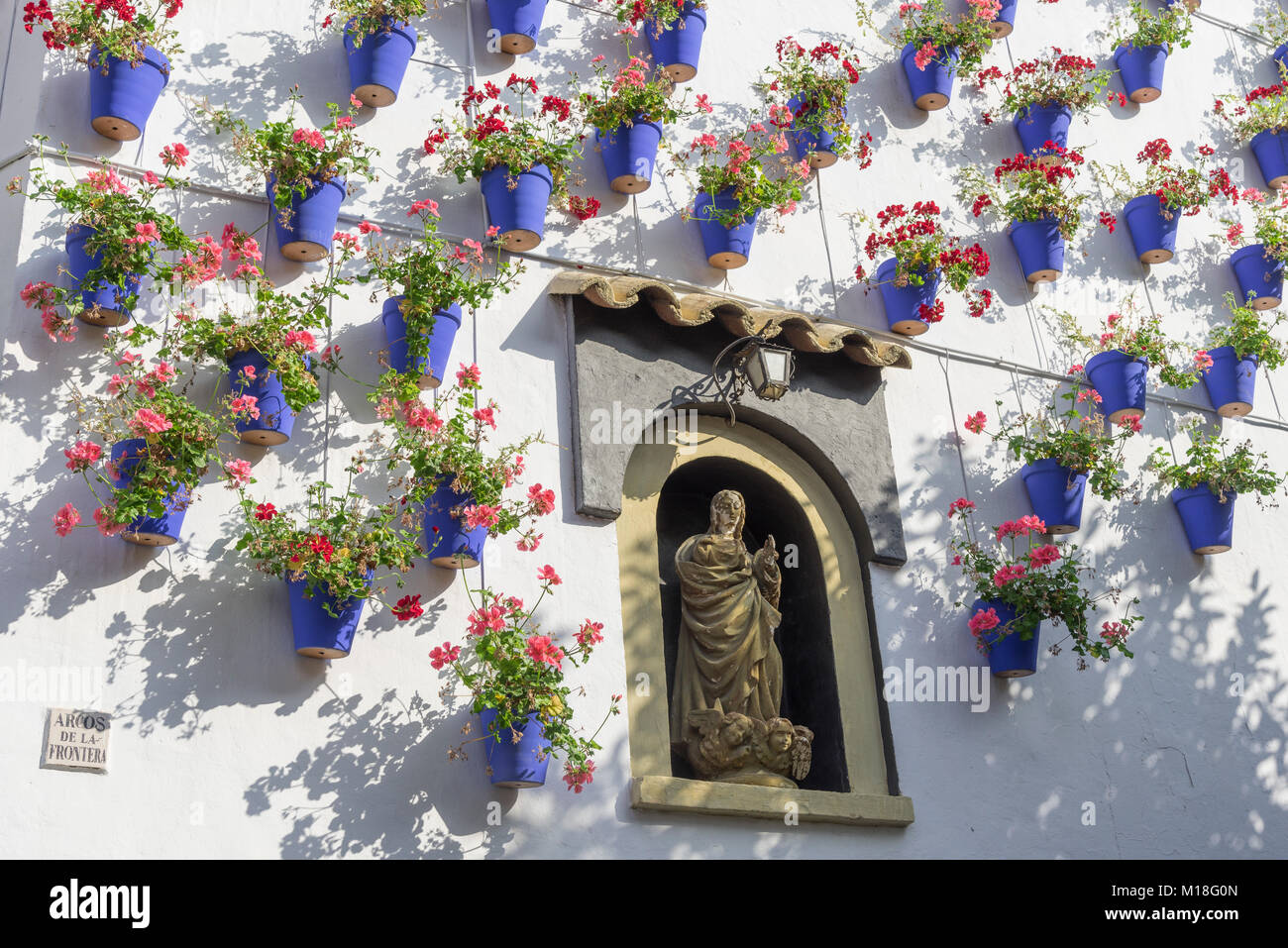 Blue flower pots hi-res stock photography and images - Alamy