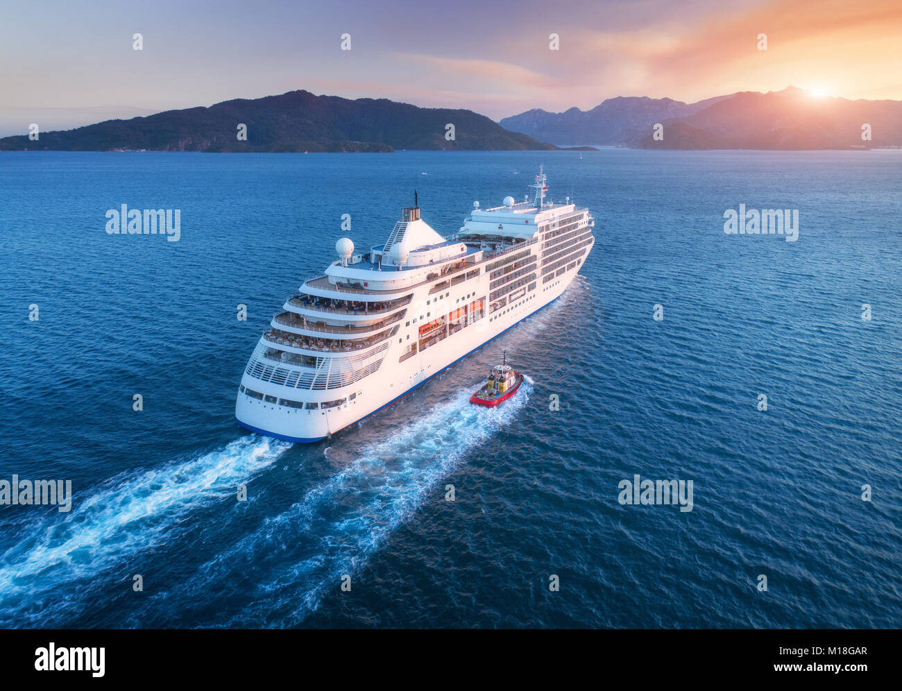 Cruise ship hi-res stock photography and images - Alamy