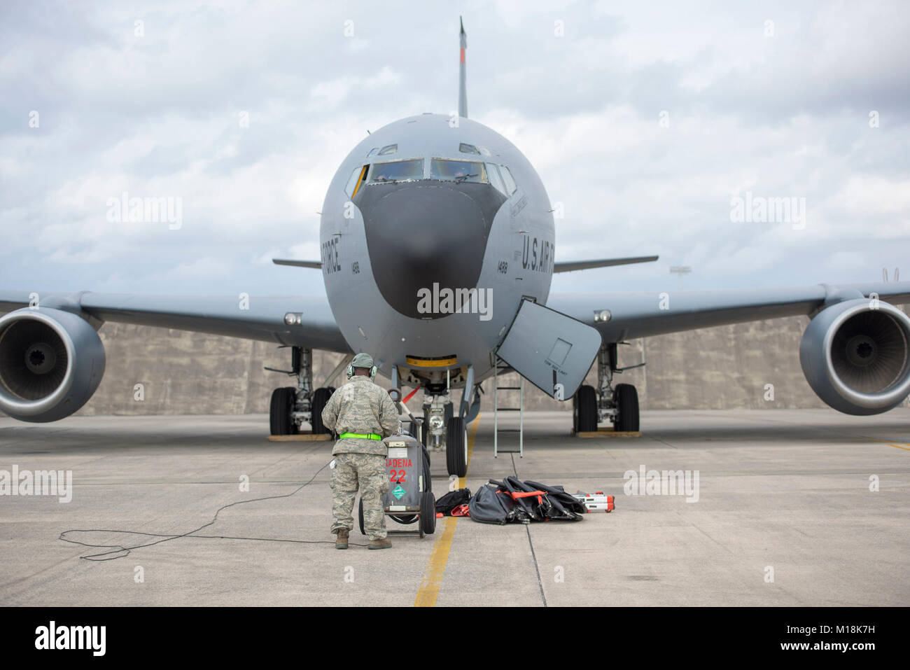 U.S. Air Force KC-135R crew chiefs, from the 909th Aircraft Maintenance ...