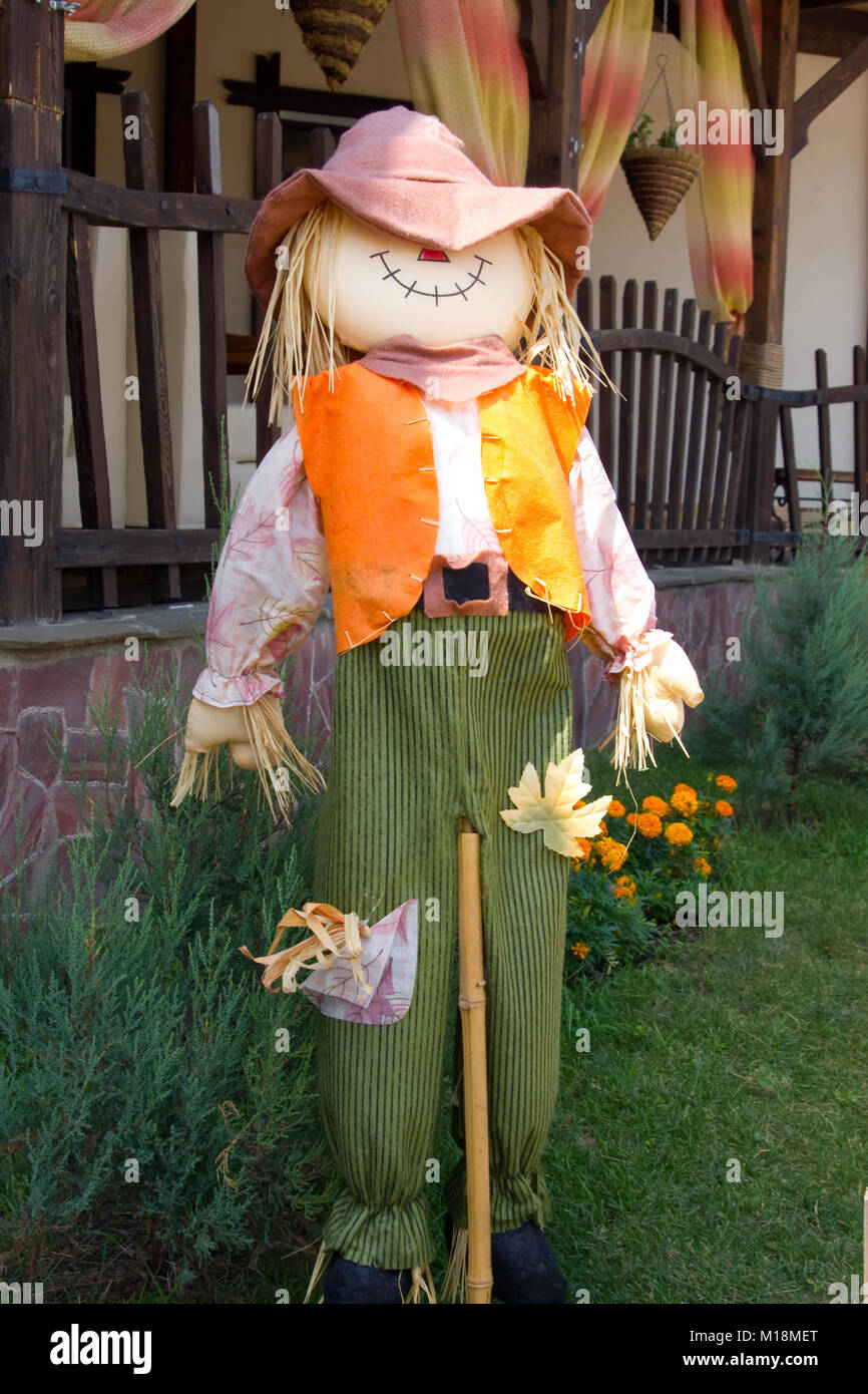 Burlap scarecrow hi-res stock photography and images - Alamy
