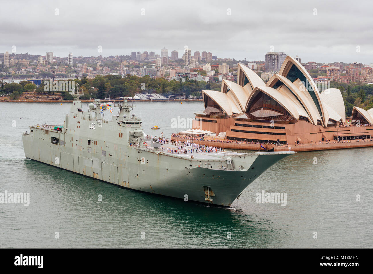 HMAS Canberra L02 Landing Helicopter Dock in front of Sydney Opera ...