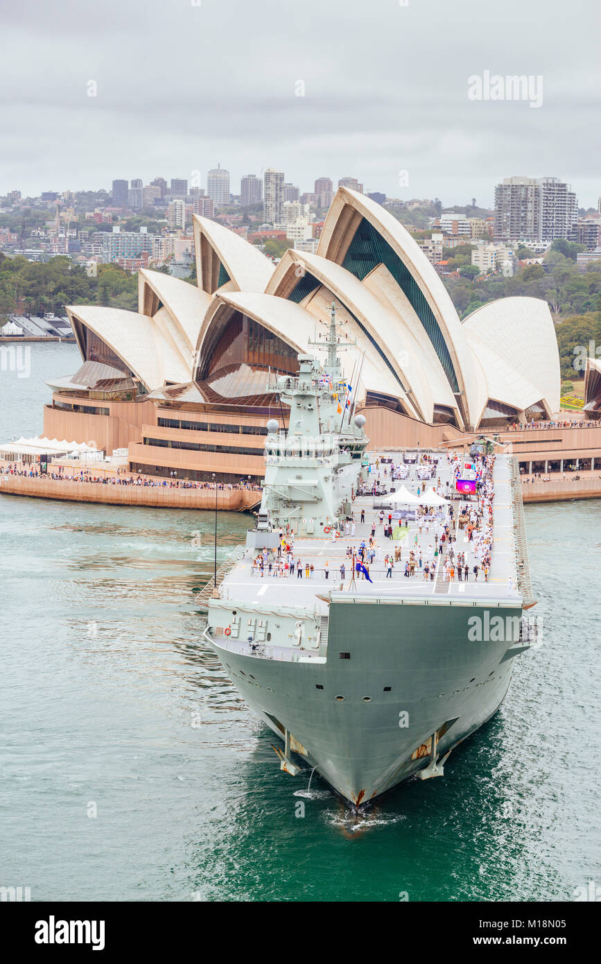 HMAS Canberra L02 Landing Helicopter Dock in front of Sydney Opera ...