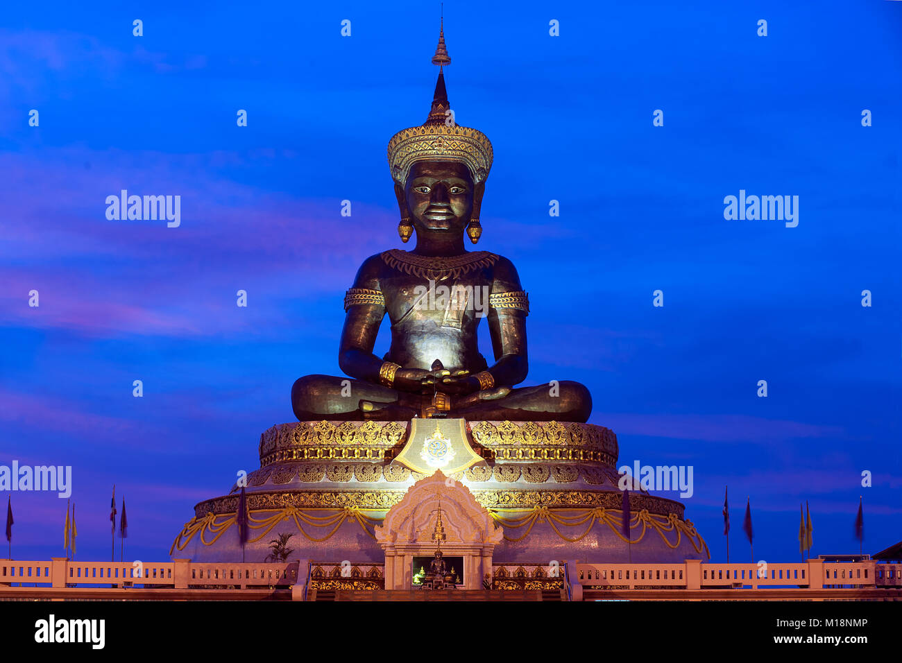 Phra Phuttha Maha Thammaracha Chaleum Phrakiat is a large ,Impressive ...