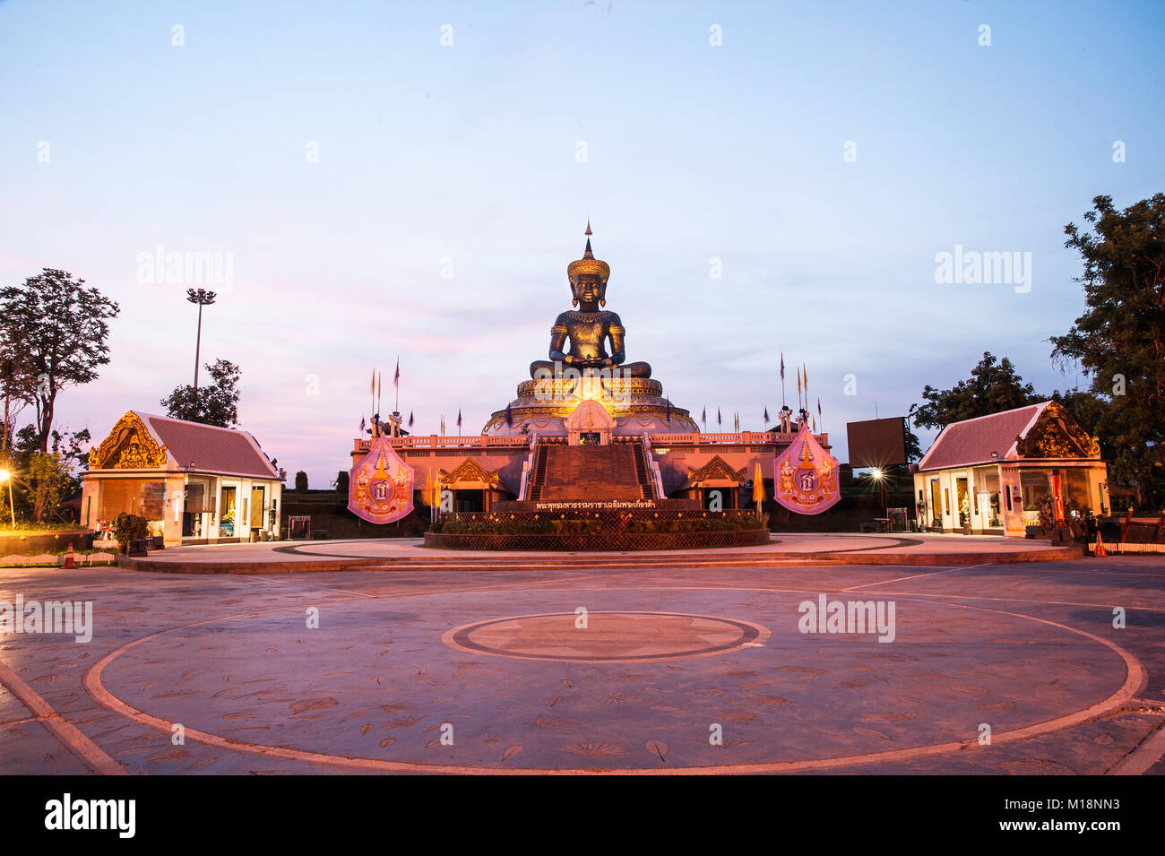 Phra Phuttha Maha Thammaracha Chaleum Phrakiat is a large ,Impressive ...