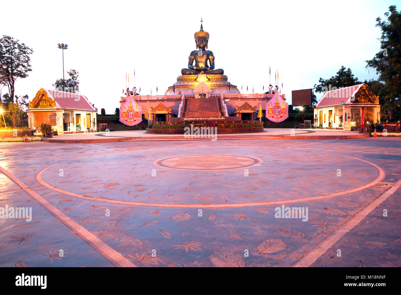 Phra Phuttha Maha Thammaracha Chaleum Phrakiat is a large ,Impressive ...